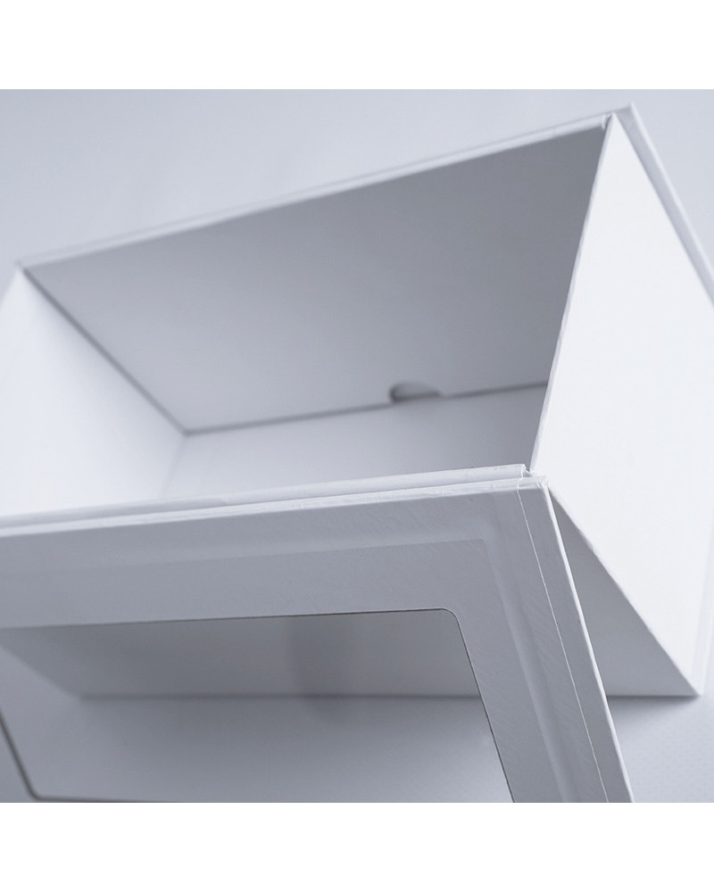 Clearbox -magnetic box with display window